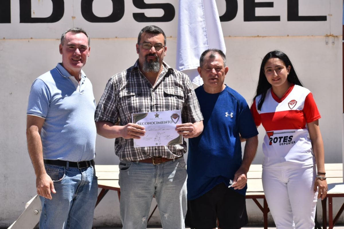 Con emoción, distinguieron a referentes del futbol local | El Orden de ...