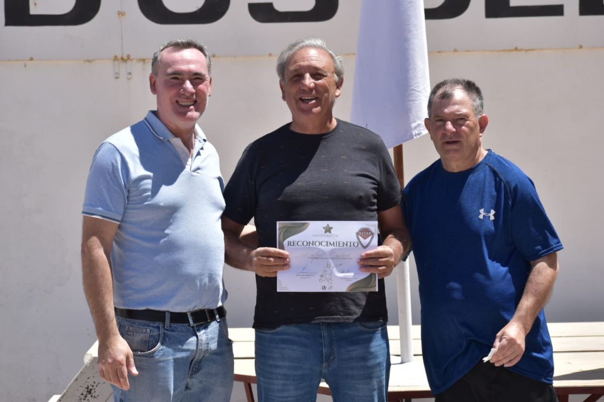 Con emoción, distinguieron a referentes del futbol local | El Orden de ...